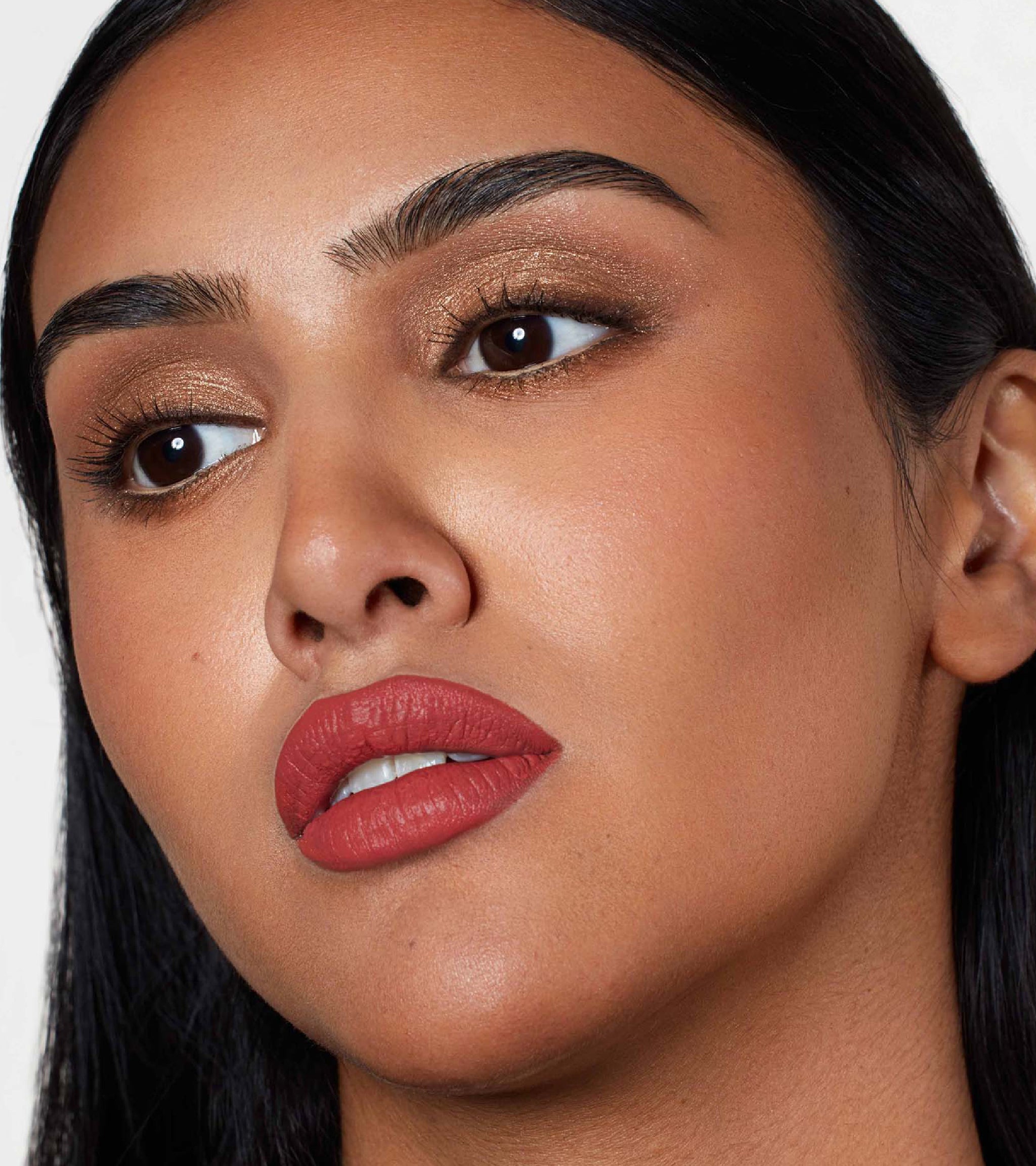 Velvet Love Matte Hyaluronic Long-Lasting Lipstick (Saskia)